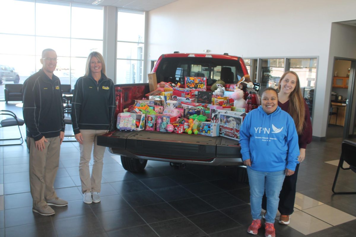 Lynch donates to Stuff the Truck event – Mount Vernon-Lisbon Sun